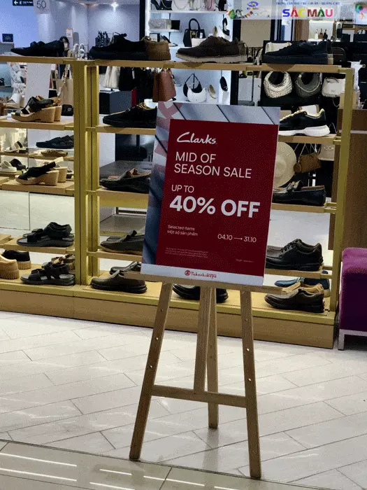 Standee gỗ SALE OFF là gì? Giá bao nhiêu? Mua ở đâu tại TPHCM